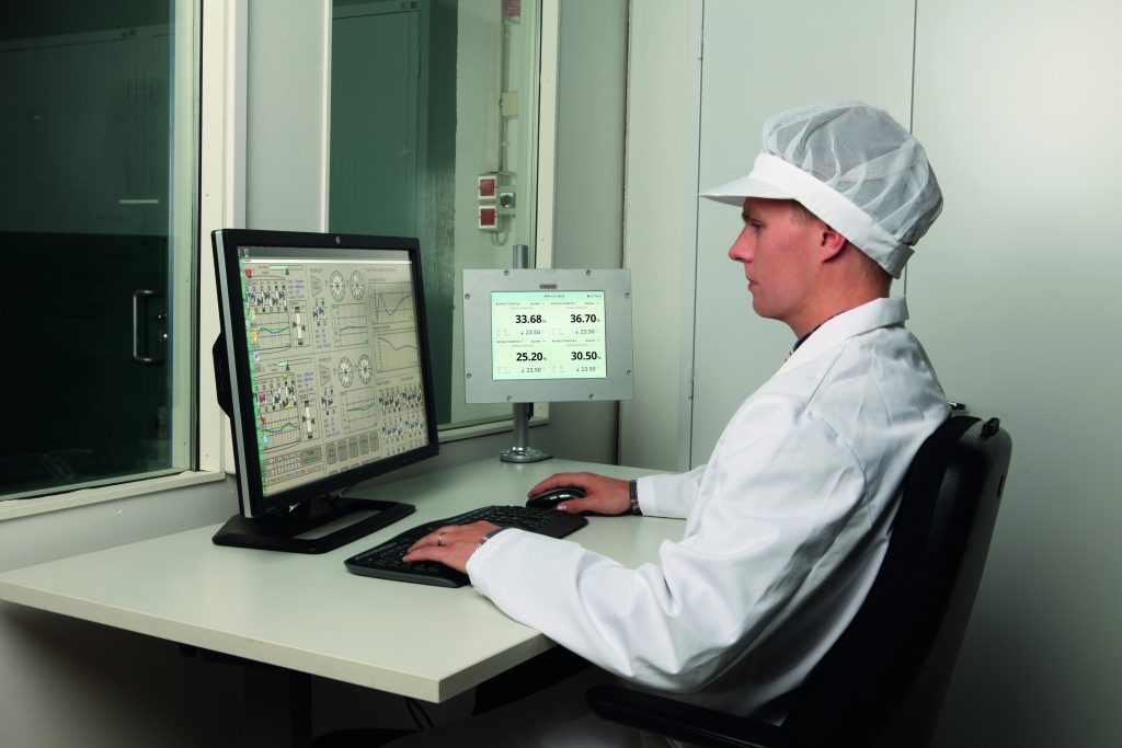 user-and-CI-in-control-room-food - Tecnova HT